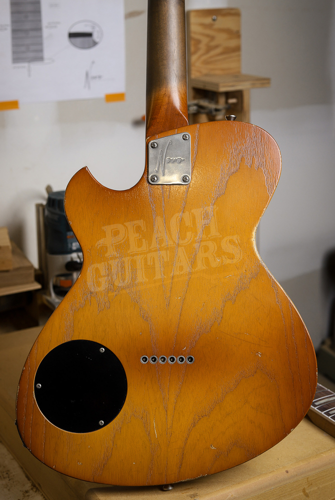 Novo Nucleus Solus F2 | Nicotine Blonde - Raw Bakelite Pickguard